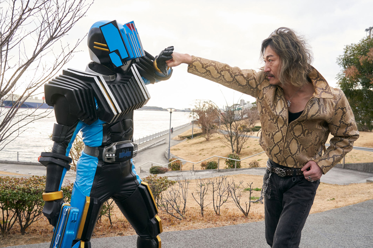 王蛇復活！『仮面ライダーアウトサイダーズep.1』2023年1月TTFCで配信 | 仮面ライダーWEB 【公式】| 東映